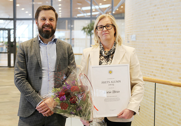 Marie Morin tog emot utmärkelsen Årets alumn 2023 | Karlstads universitet