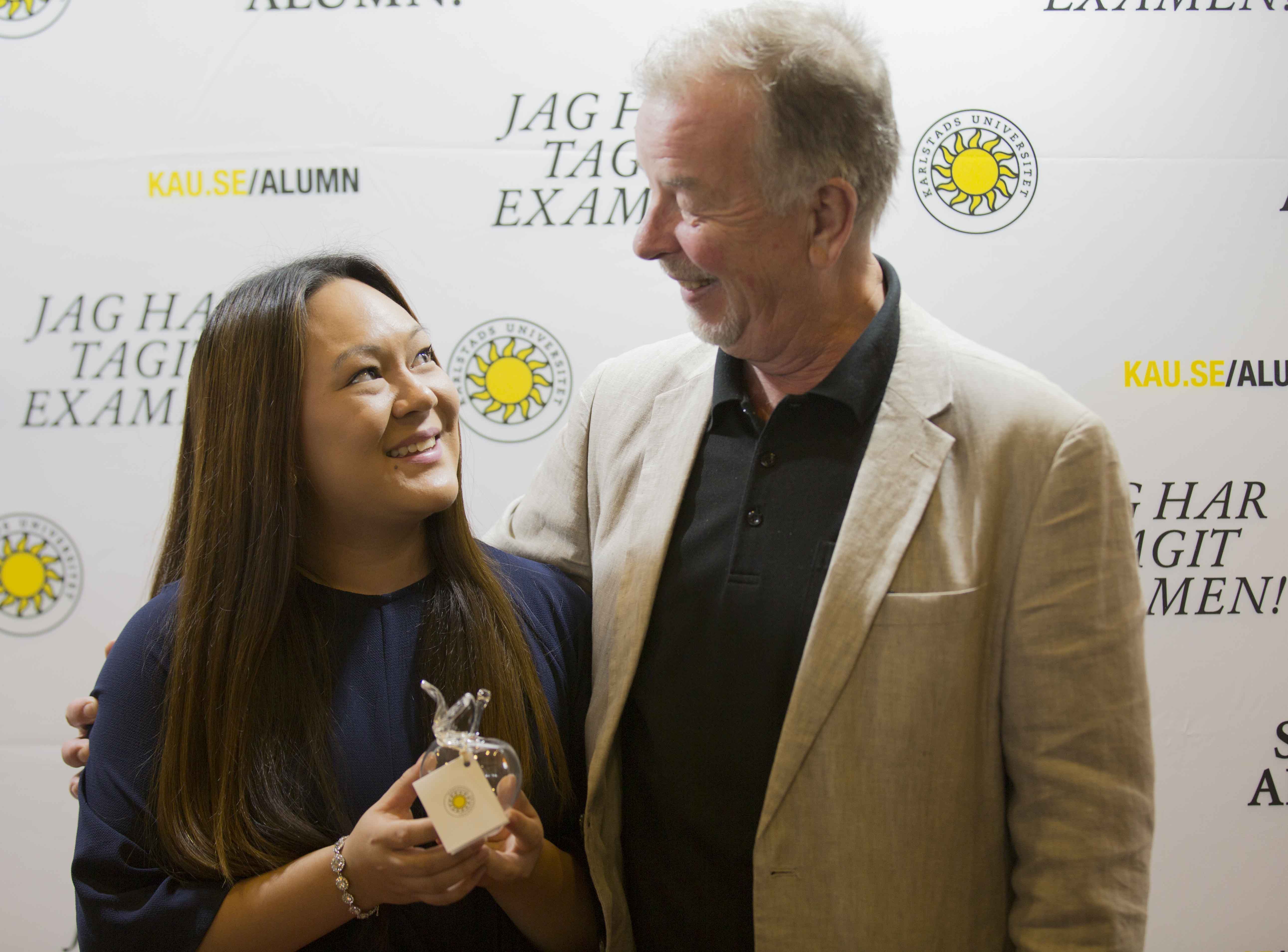 Anna Lindell fick sitt glasäpple i Aula Magna | Karlstads universitet