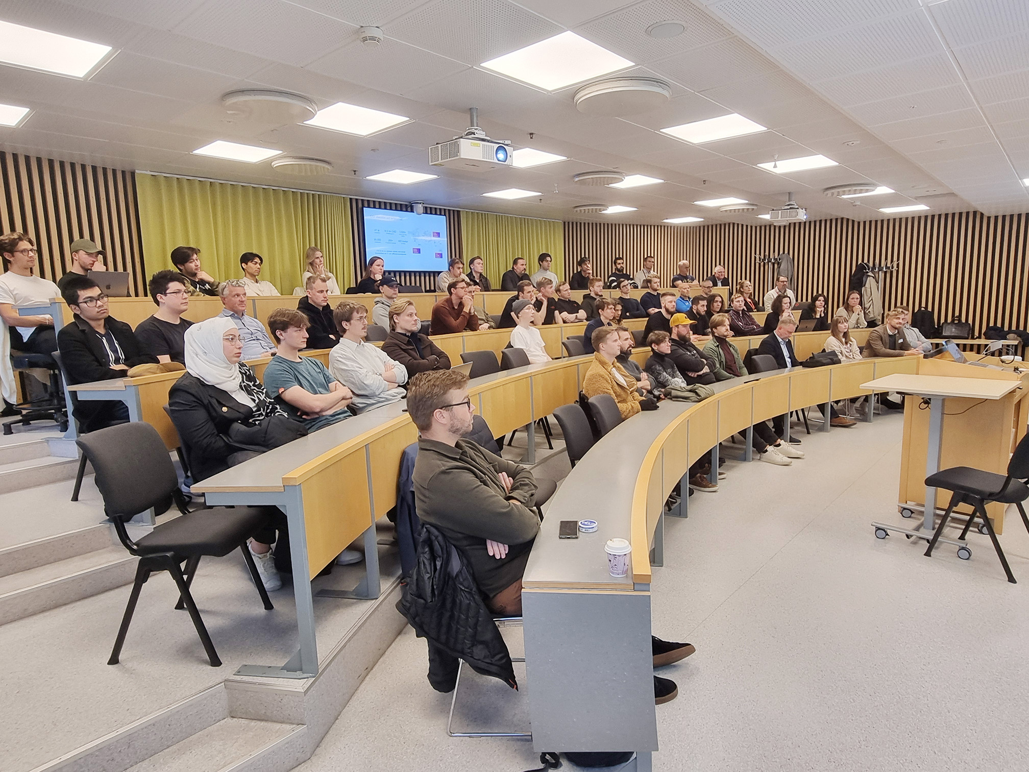 Företag och studenter träffades för att prata examensarbeten ...