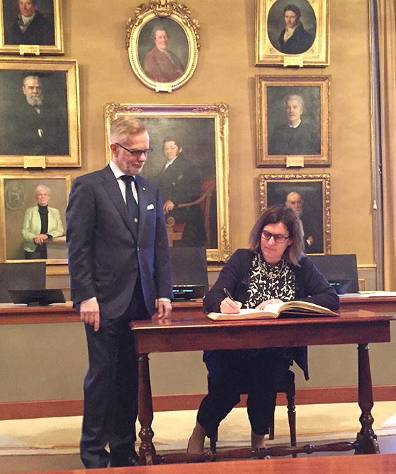 Ellen Moons skriver in sig i Kungl. Vetenskapsakademien | Karlstads ...