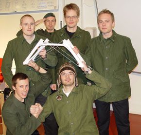 Studenter skapar hållbara broar av papper | Karlstads universitet